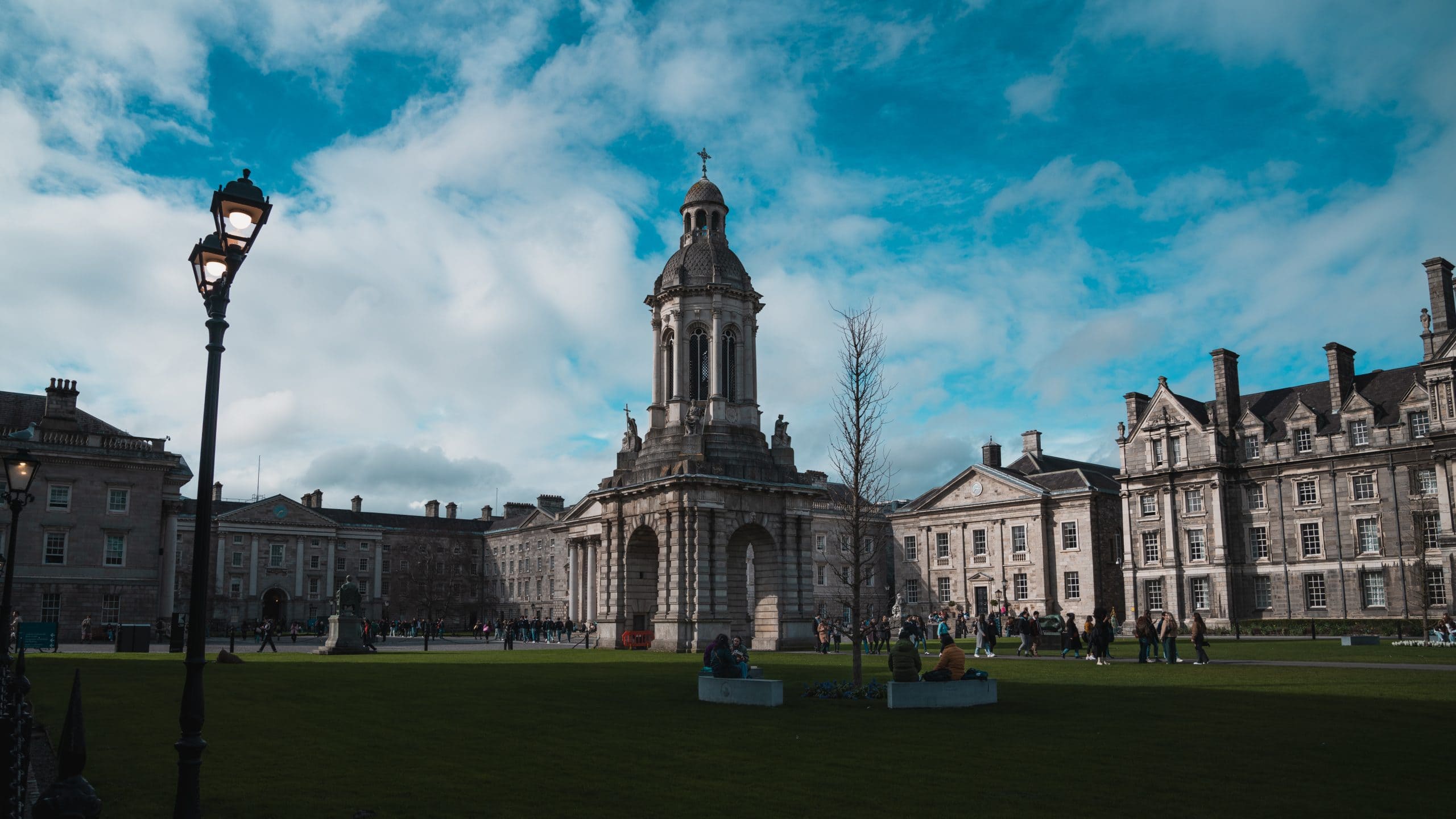 Trinity College and the Book of Kells - Destary